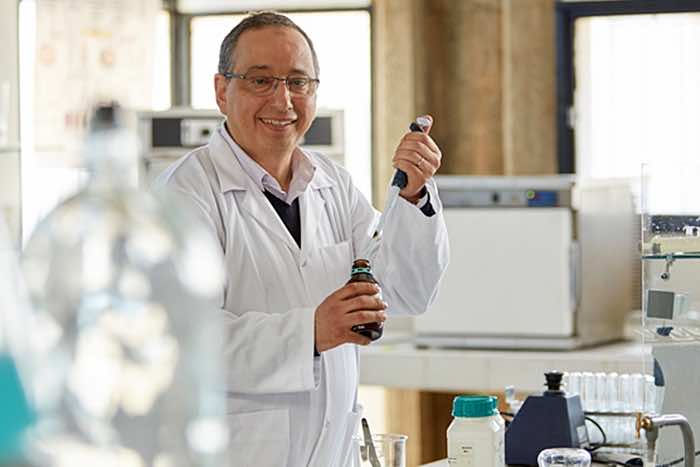 Throne Day: King Decorates Three Moroccans for Outstanding Scientific ...