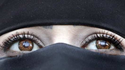 Brussels: Chief of Protocol strips a Qatari princess of her Niqab