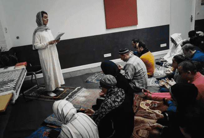 Female ‘Imam’ Leads Prayer at 1st Mixed Mosque in France