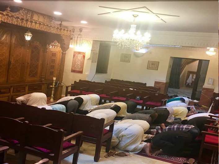Photo of Moroccan Muslims Praying at Marrakech Synagogue Goes Viral