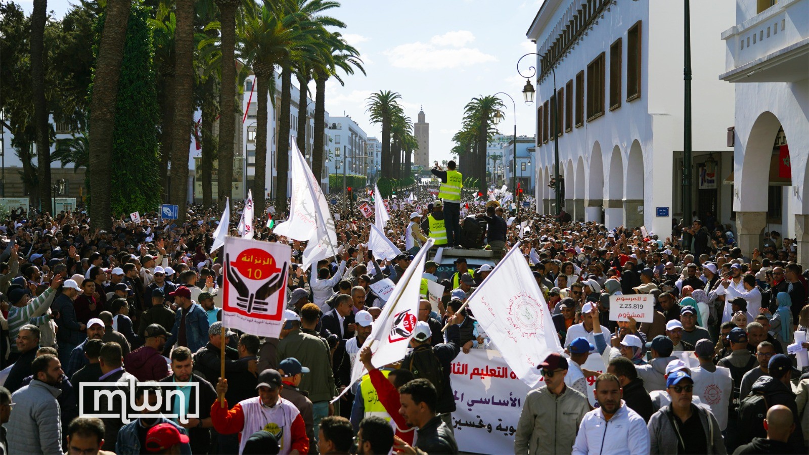 Experts Call on Teachers to Return to Classroom to Save School Year