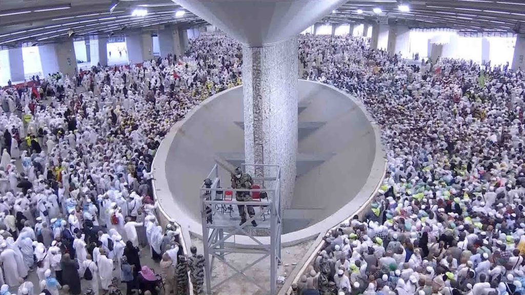 Pilgrims Observe 1st Day of Eid Al-Adha with Throwing of Pebbles Ritual