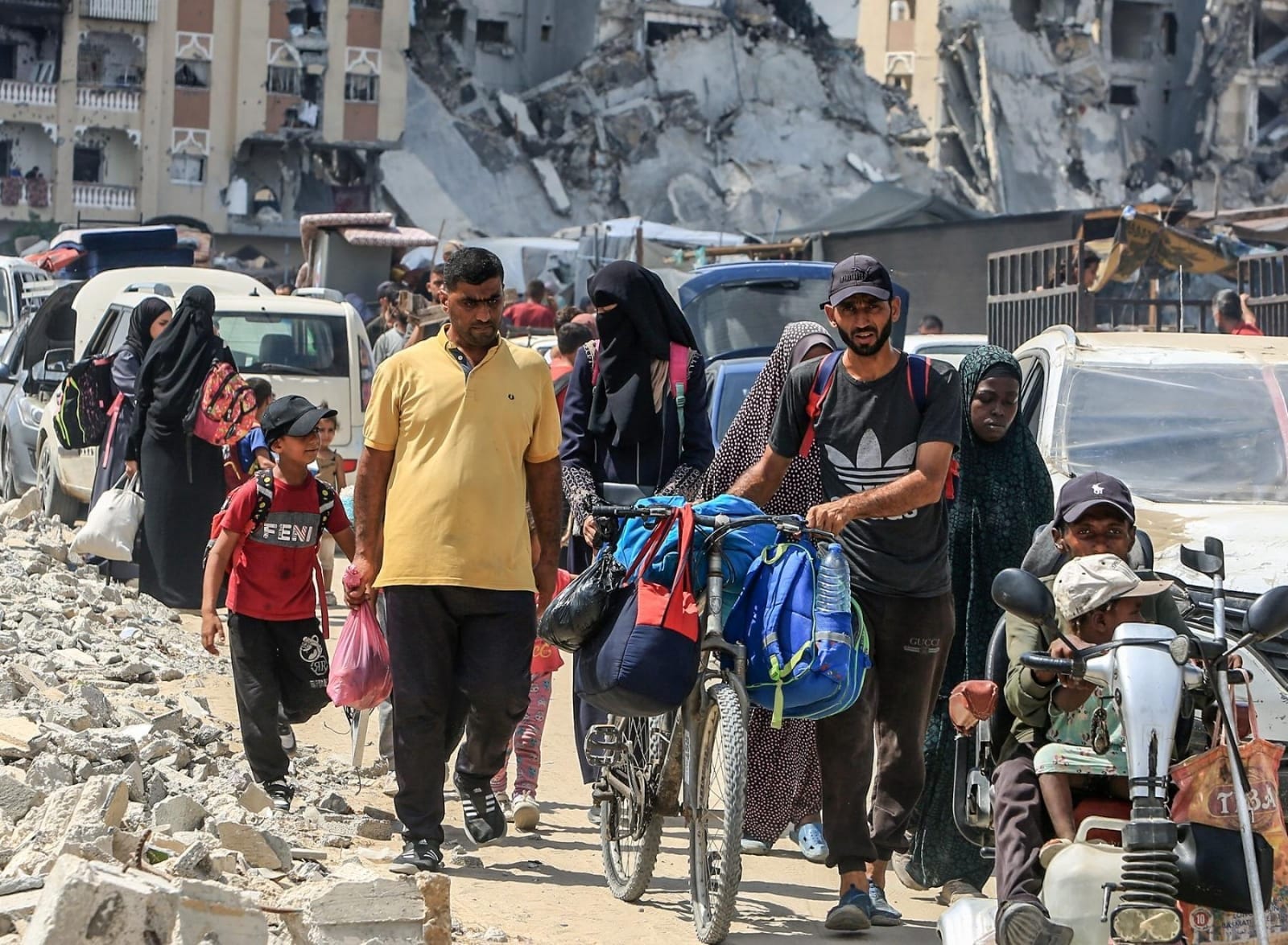 Tens of Thousands Flee Khan Younis, Forced to Sleep on Streets as Safe ...