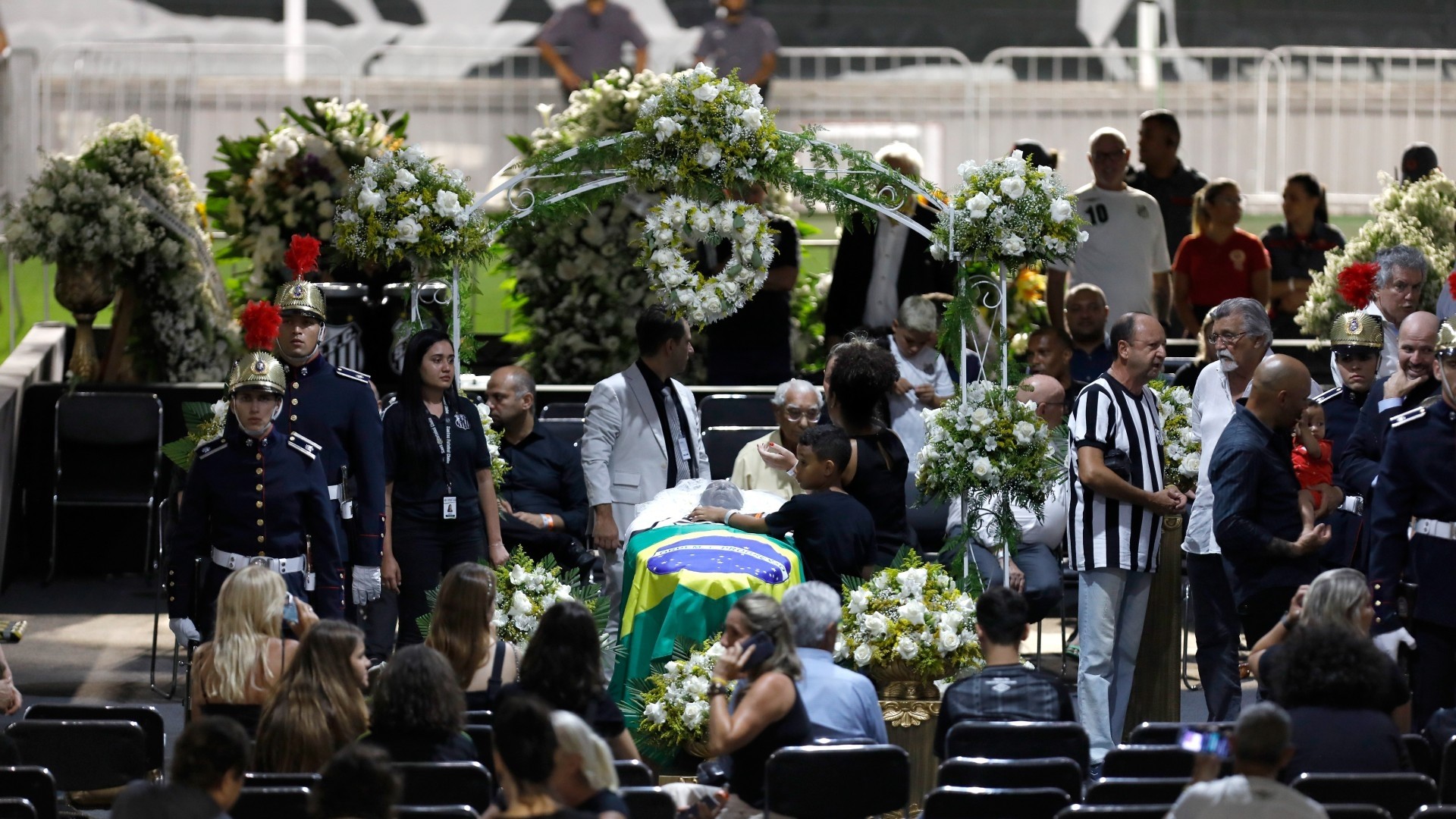 Thousands Pay Respects to Pele As Funeral Procession Begins