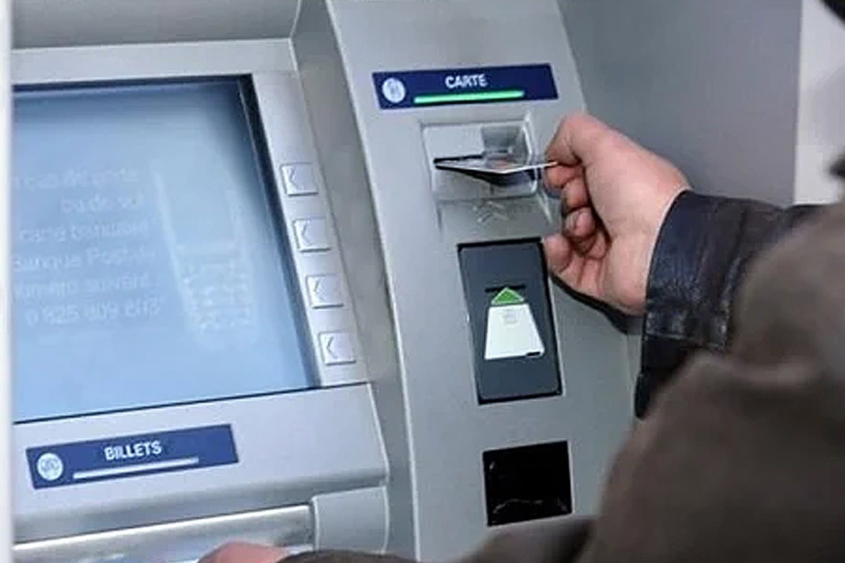 Moroccan Banks Available This Weekend for Your Year-End Needs